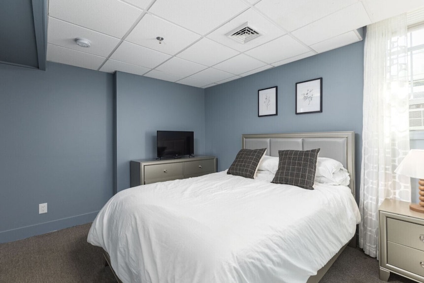 Inviting 1br Suite With Parking! - 뉴포트