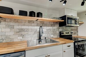 Apartamento Deluxe, não fumadores, vista para o pátio | Cozinha privada | Um micro-ondas, uma cafeteira/bule, Produtos de limpeza 