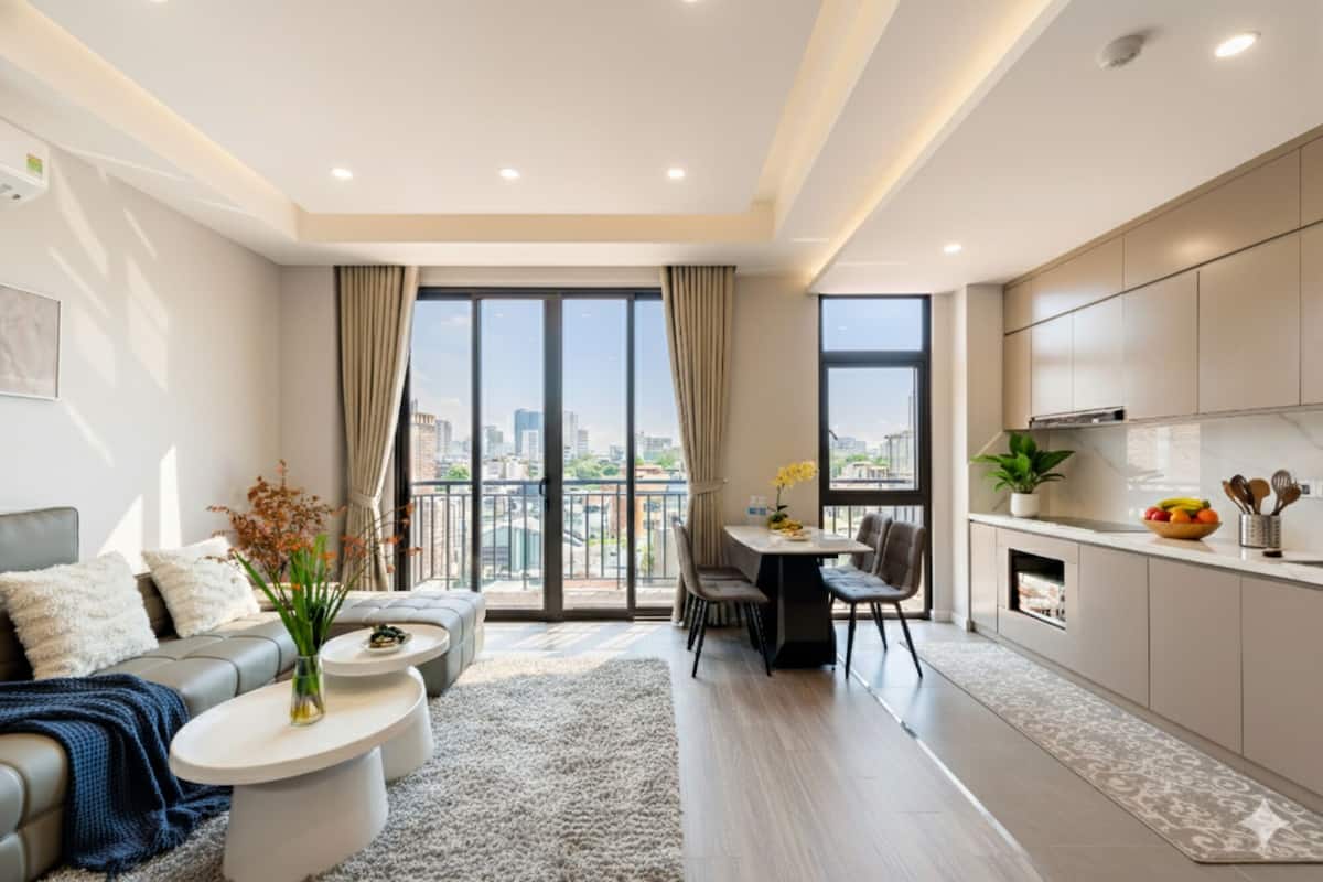 Um apartamento moderno com sala de estar, área de jantar e cozinha.