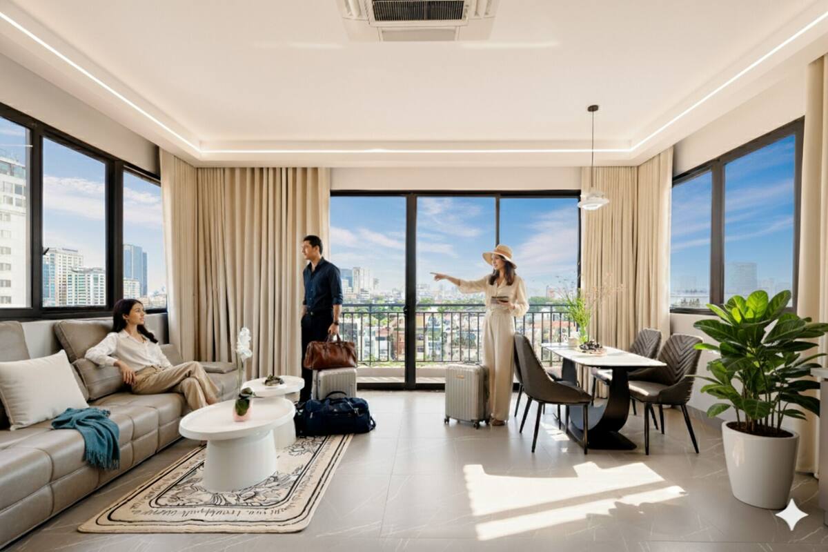Uma sala de estar espaçosa com vista para a cidade, varanda e espaço para refeições.