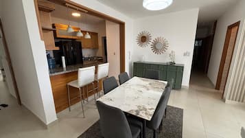 Apartamento Familiar, vista para a montanha | Cozinha privada | Um micro-ondas, um forno, uma placa de cozinha, uma cafeteira/bule