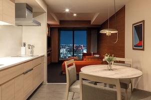 Suite, 1 quarto | Cozinha privada | Um frigorífico, um micro-ondas, um forno, uma placa de cozinha 
