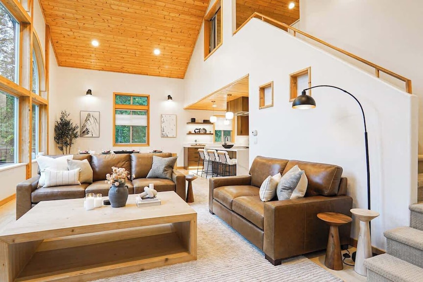 The Astor | Hot Tub & Chefs Kitchen - Glacier, WA