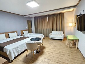 Quarto Triplo Deluxe | Cortinas/cortinados opacos, Wi-fi grátis, roupa de cama fornecida