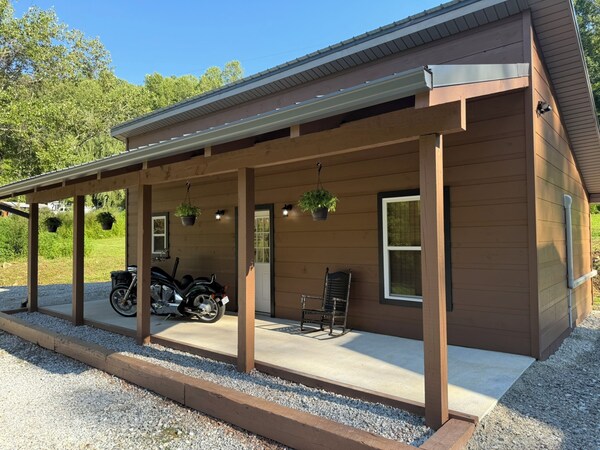 Cozy Dragon's Nest Cabin Retreat - Calderwood Lake, TN