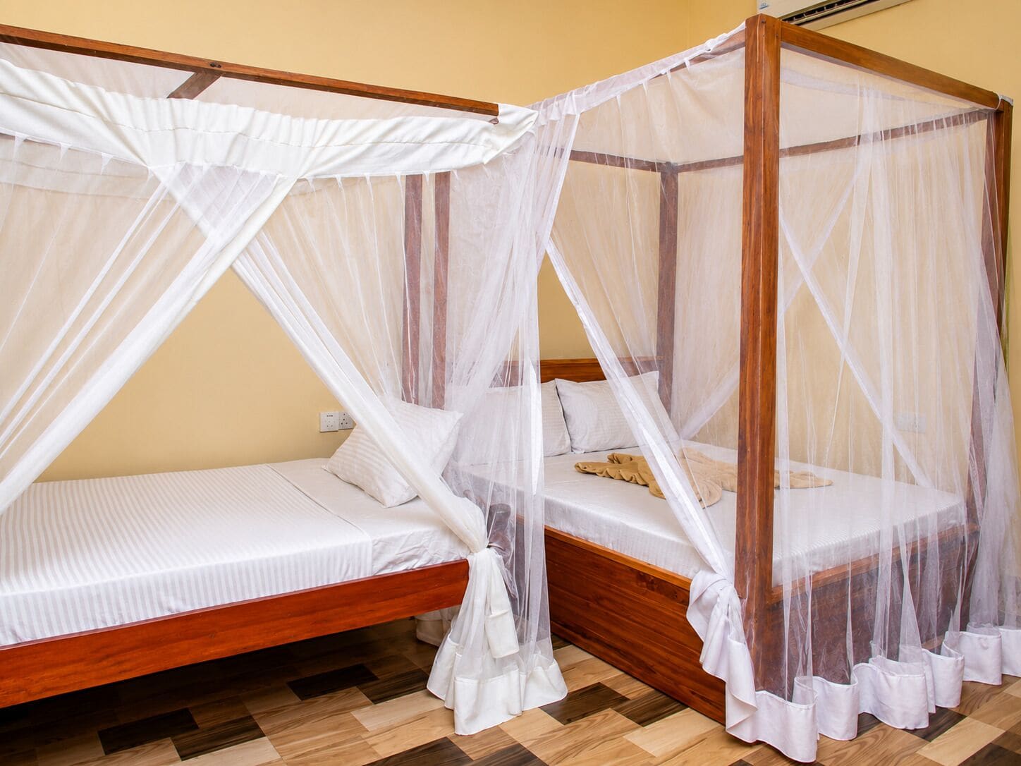 Quarto Duplo Standard, varanda, vista para o jardim | Roupa hipoalergénica, secretária, ferro/tábua de engomar, Wi-fi grátis 
