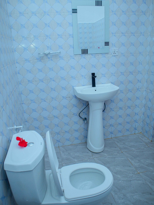 Quarto Duplo Standard, varanda, vista para o jardim | Casa de banho | Artigos de higiene pessoal grátis, um secador de cabelo 