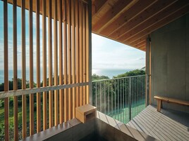 Terraço com espreguiçadeiras