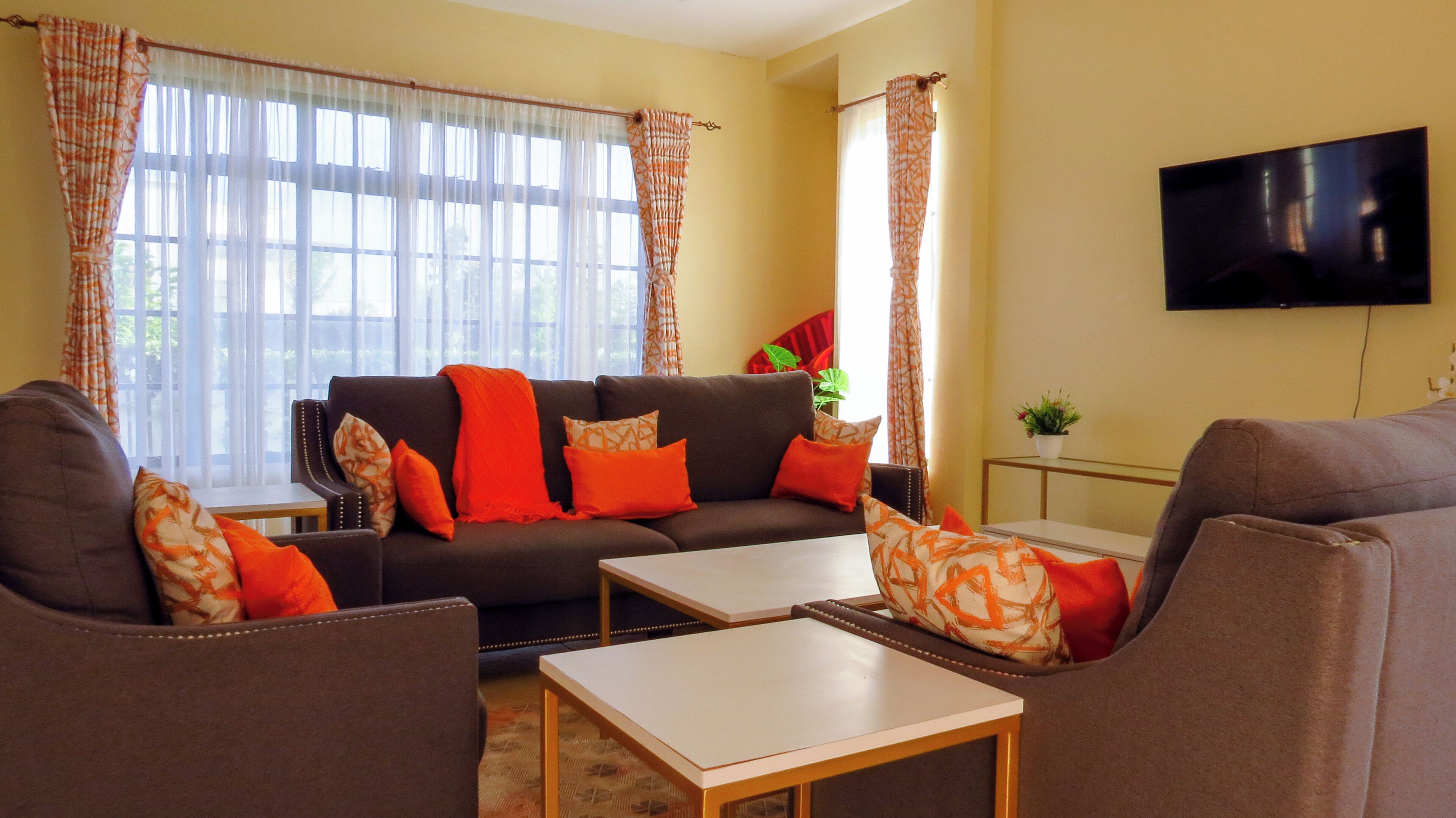 Bungalow Familiar, 3 quartos, pátio, vista para a montanha | Sala de estar | Smart TV, filmes pagos, serviços de streaming, impressoras 