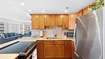 Apartamento standard, varanda coberta, vista para o oceano | Cozinha privada