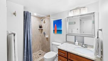 Apartamento standard, varanda coberta, vista para o oceano | Banheiro | Secador de cabelo (mediante solicitação)