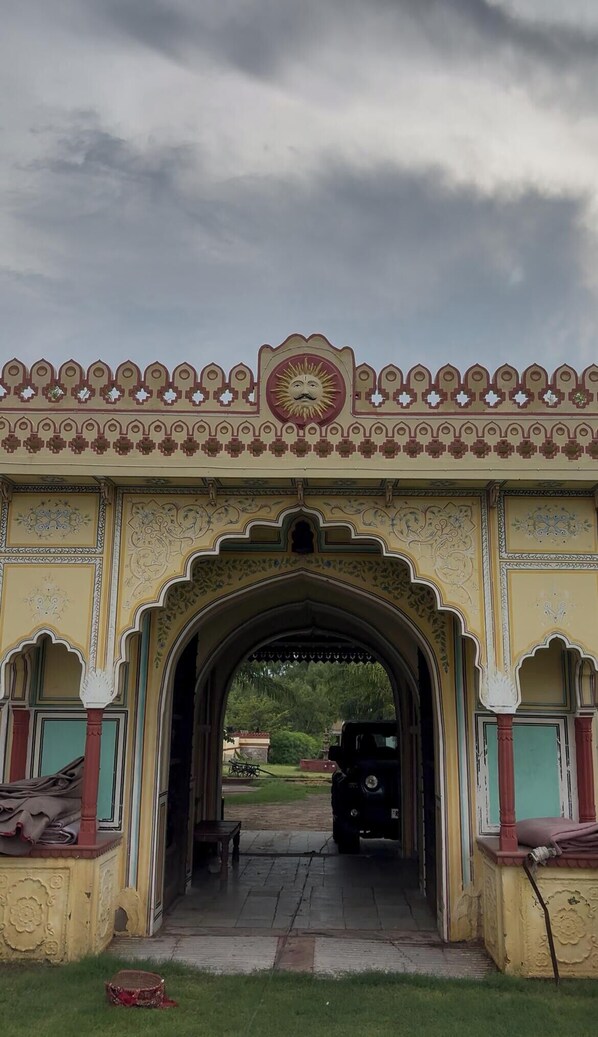 Uma entrada ornamentada com detalhes intrincados e um emblema central.