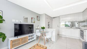 Apartamento Básico, 1 quarto | Cozinha privada | Um frigorífico, um micro-ondas, um forno, uma placa de cozinha