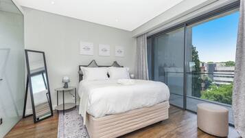 Apartamento Básico, 1 quarto | Secretária, secretária adequada para computadores portáteis