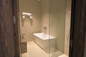 Suíte executiva, vista para a cidade | Banheiro | Produtos de toalete grátis, secador de cabelo, chinelos 