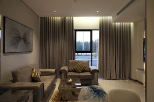 Suíte executiva, vista para a cidade | Área de estar | Smart TV 55 polegadas com canais a cabo, Netflix, smart speakers