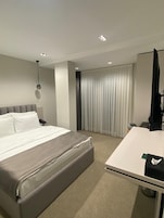 Quarto Duplo Comfort | Secretária, secretária adequada para computadores portáteis