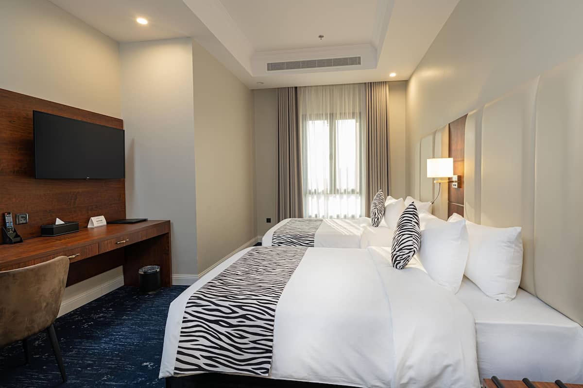 Quarto duplo standard | Roupas de cama premium, frigobar, escrivaninha, quartos à prova de som