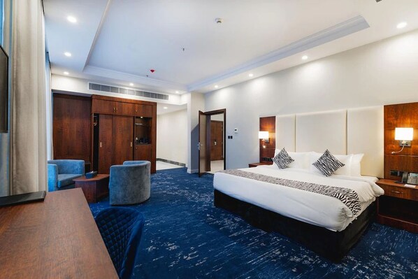 Quarto família | Roupas de cama premium, frigobar, escrivaninha, quartos à prova de som