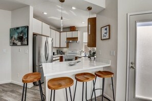 Casa (3 Bedrooms) | Cozinha privada | Um micro-ondas, um forno, uma cafeteira/bule, uma torradeira 