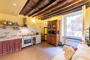 Estúdio Standard (Piazza Lavagna 2) | Kitchenette privada | Um frigorífico, um micro-ondas, um forno, uma placa de cozinha
