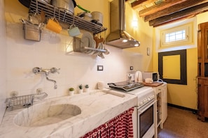Estúdio Standard (Piazza Lavagna 2) | Kitchenette privada | Um frigorífico, um micro-ondas, um forno, uma placa de cozinha
