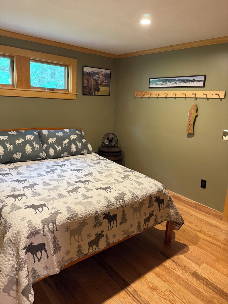 2-bedroom cabin in Greenville , private beach, 48' Dock good for Float ...