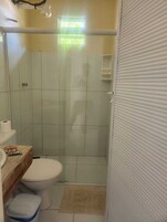 Chuveiro, toalhas de banho, sabonete, papel higiênico