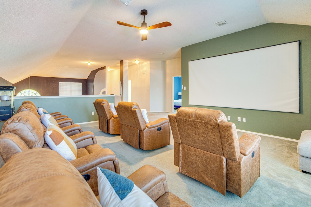 Game Room, Hot Tub & Pool! Grand Prairie Getaway - Arlington, TX