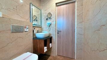 Artigos de higiene pessoal grátis, um secador de cabelo