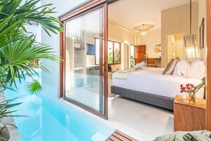 Apartamento, varanda, vista para a piscina | Minibar, com decoração personalizada, com mobília individualizada 