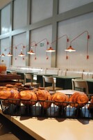 Café da manhã com buffet diário (EUR 12 por pessoa) 