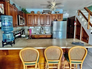 Apartamento Clássico em Condomínio Fechado, ar condicionado, vista para a praia | Cozinha privada | Um frigorífico/congelador grande, um micro-ondas, um forno