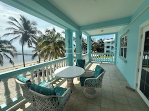 Apartamento em Condomínio Fechado, ar condicionado, vista para a praia | Terraço/pátio interior