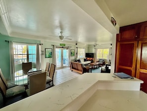 Apartamento Exclusivo em Condomínio Fechado, ar condicionado, vista para a praia | Sala de estar | Televisor de 32 polegadas com canais por cabo