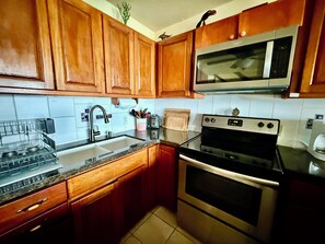 Apartamento Familiar em Condomínio Fechado, cozinha, vista para a praia | Cozinha privada | Um frigorífico/congelador grande, um micro-ondas, um forno
