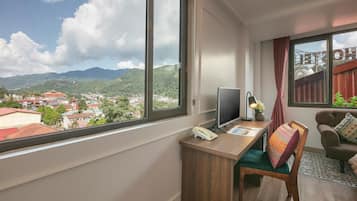 Quarto casal luxo, vista para a montanha | Escrivaninha, espaço de trabalho para notebook, cortinas blackout