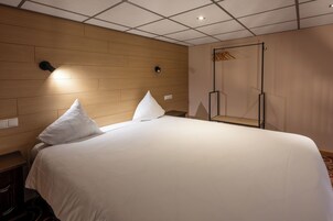 Comfort Studio | Cofre no quarto, secretária, cortinas/cortinados opacos