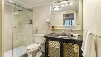 Quarto Duplo Standard | Casa de banho | Uma combinação polibã/banheira, um secador de cabelo