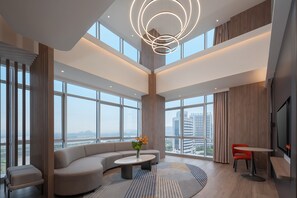 Suite, 1 quarto, vista para o rio | Edredões de penas, secretária 