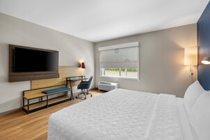 Quarto, 1 cama king-size, acessível (Roll-In Shower) | Secretária, secretária adequada para computadores portáteis