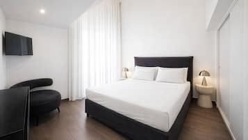 Apartamento, 2 quartos, varanda, Vista para a cidade | Sala de estar | TV de ecrã plano