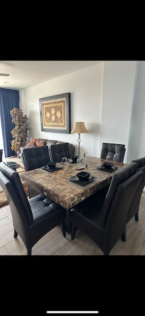 Apartamento Deluxe, 2 quartos, vista para a colina | Cozinha privada | Um frigorífico/congelador grande, um micro-ondas, um forno 
