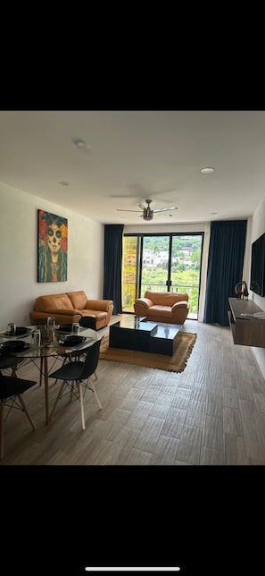 Apartamento Familiar, 2 quartos, vista para a colina | Sala de estar