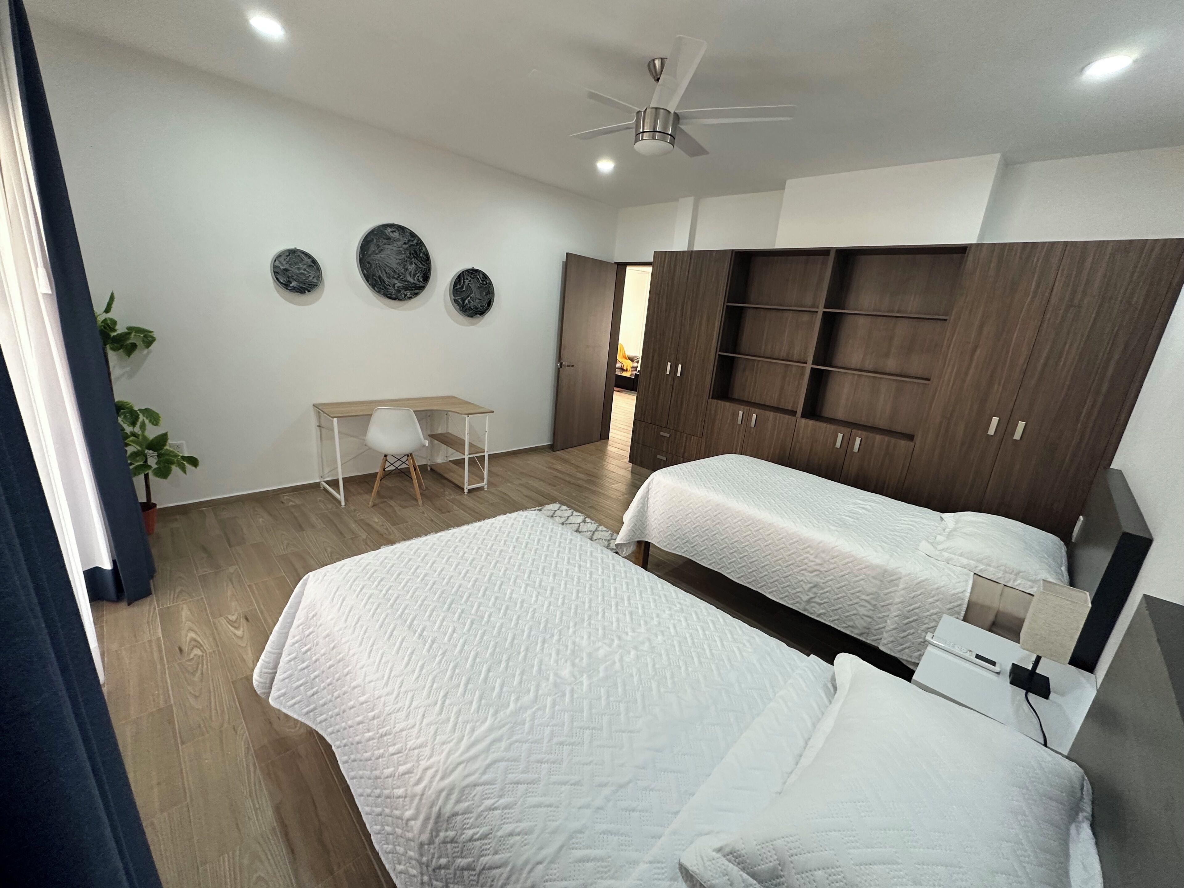 Apartamento Familiar, 2 quartos, vista para a colina | Secretária adequada para computadores portáteis, ferro/tábua de engomar 