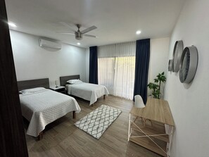 Apartamento Familiar, 2 quartos, vista para a colina | Secretária adequada para computadores portáteis, ferro/tábua de engomar 