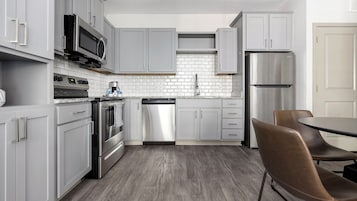 Apartamento, 1 quarto | Cozinha privada | Geladeira grande, micro-ondas, fogão, cooktop