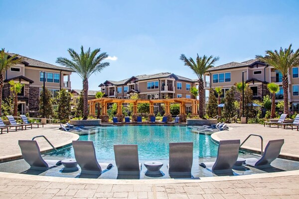 Landing Apartments Near Laurel Park - Houston, TX