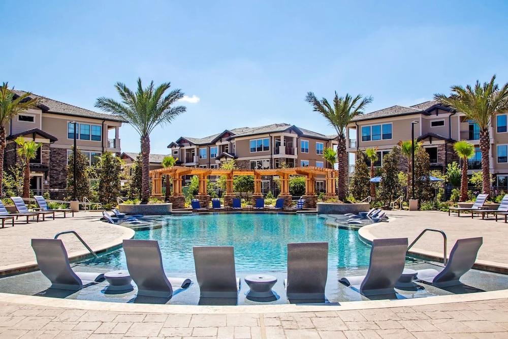 Landing Apartments Near Laurel Park - Houston, TX