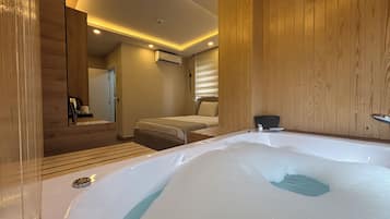 Luxury Room, 1 Queen Bed, Jacuzzi | Banheira de hidromassagem